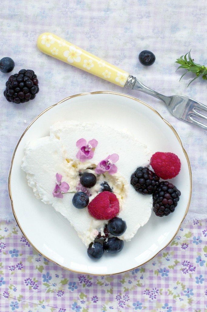 Pavlova Roulade with berries – Shades of Cinnamon